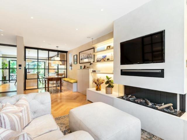 4 Bedroom Apartment London London 104471803