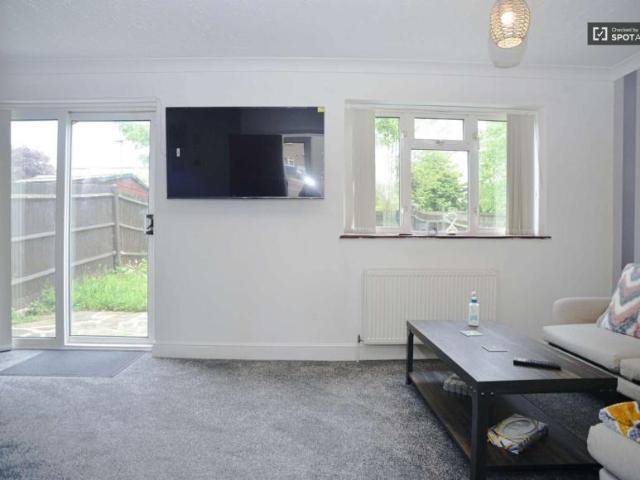 4 Bedroom Apartment London London 101736952