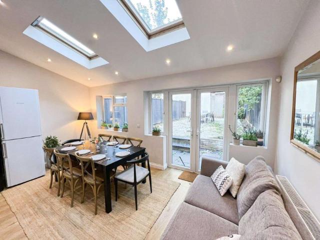 4 Bedroom Apartment London London 101807285