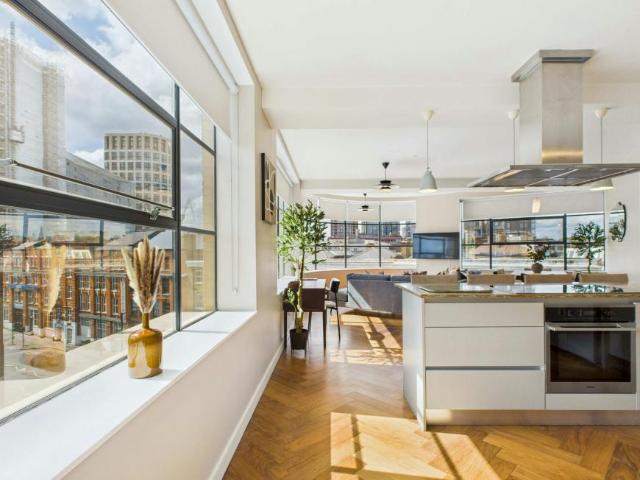 4 Bedroom Apartment London London 90033118