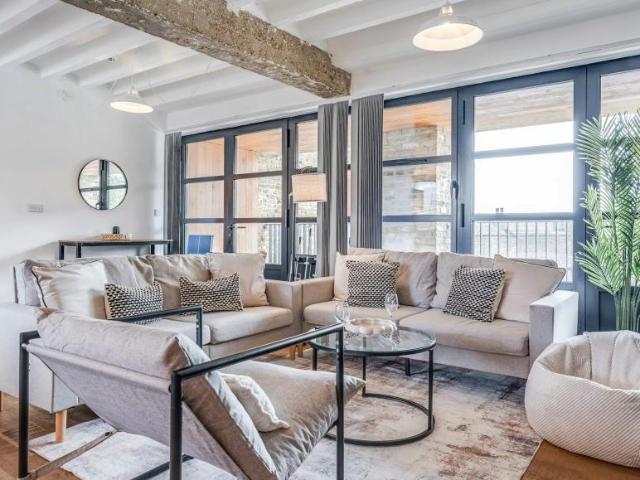 4 Bedroom Apartment London London LS90641186