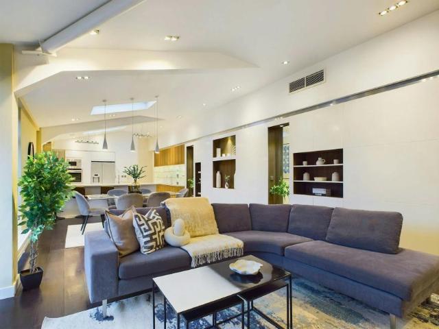 4 Bedroom Apartment London London LS92239612