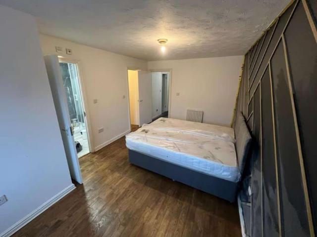4 Bedroom Apartment London London LS95422188