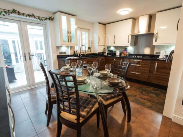 4 Bedroom Apartment London London LS97054143
