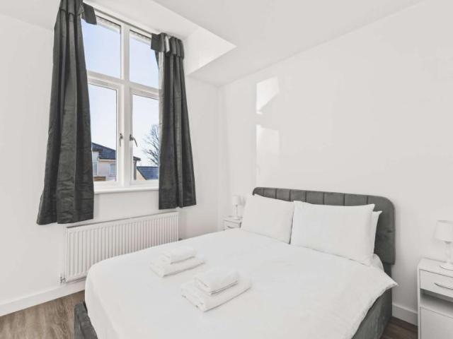 4 Bedroom Apartment London London LS98343663