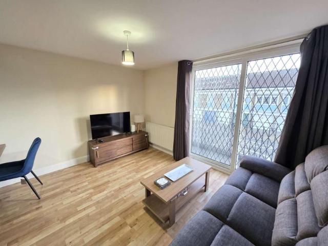 4 Bedroom Apartment London London LS98470294