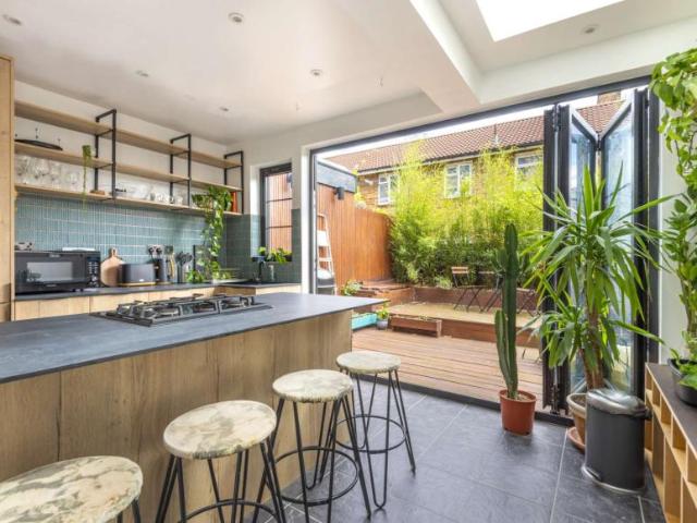 4 Bedroom Apartment London London LS101848087