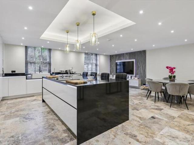 4 Bedroom Apartment Surrey Surrey 101891877
