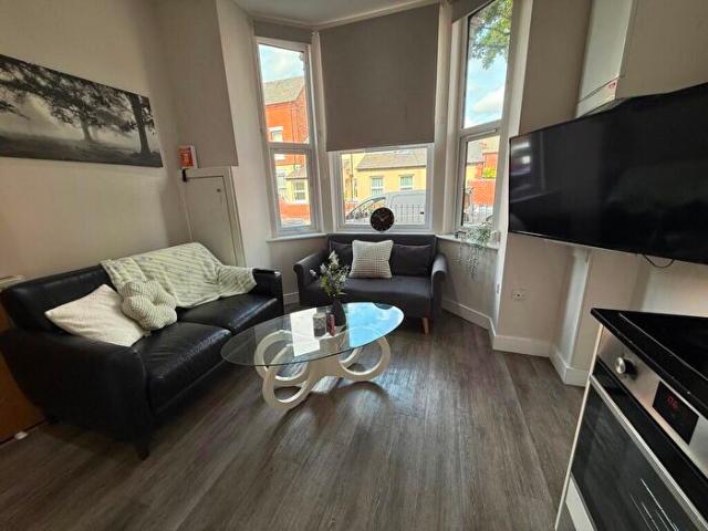 4 Bedroom Apartment To Rent In Flat A, Charnwood Grove, NG2