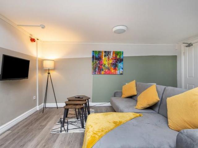 4 Bedroom Apartment Wakefield Wakefield LS65860759