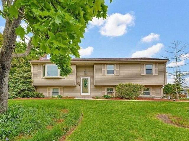 4 bedroom, Attleboro MA 02703 103161700