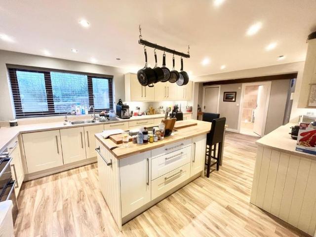4 bedroom barn conversion to rent