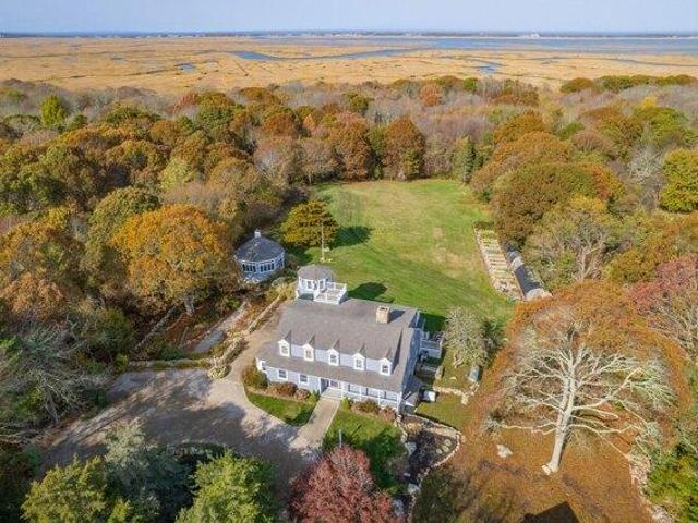 4 bedroom, Barnstable MA 02630 LS102477778