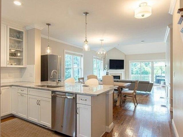 4 bedroom, Bedford MA 01730 104544061