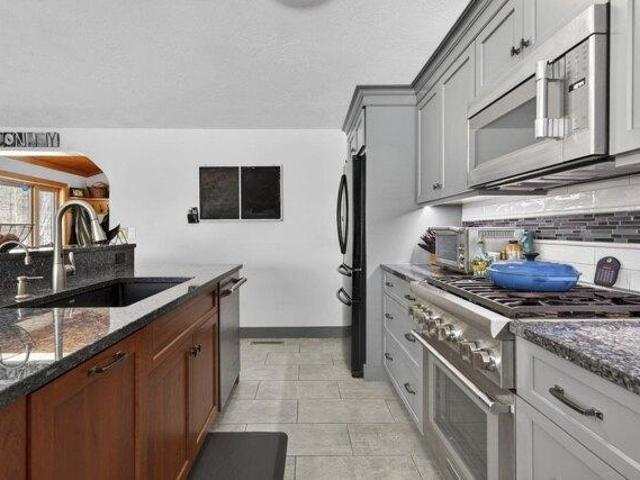4 bedroom, Bedford NH 03110 105257449