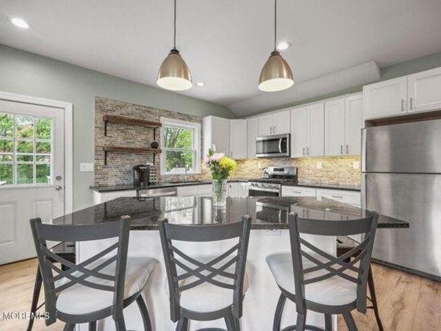 4 bedroom, Belford NJ 07718 102317942
