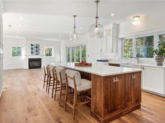 4 bedroom, Bristol RI 02809 102372233