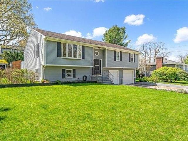 4 bedroom, Bristol RI 02809 103807526
