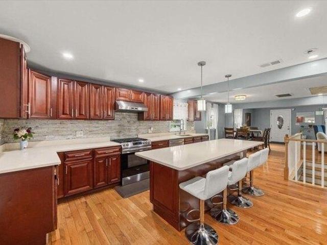 4 bedroom, Brockton MA 02302 103128248