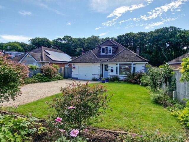 4 Bedroom Bungalow Christchurch Dorset 100132607