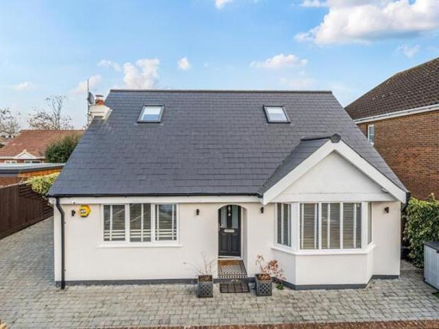 4 Bedroom Bungalow Ashford Surrey LS99986364