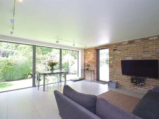 4 bedroom bungalow detached