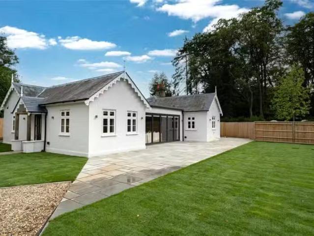 4 bedroom bungalow for rent in Chesham Road, Ashley Green, Che.