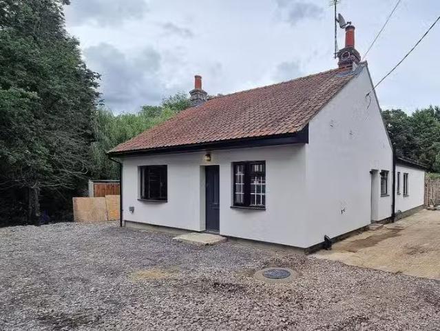 4 bedroom bungalow for rent in Bicknacre Road, Danbury, CM3