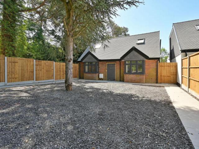 4 bedroom bungalow for rent in Bucknalls Lane, WD25, Watford, Garston, WD25