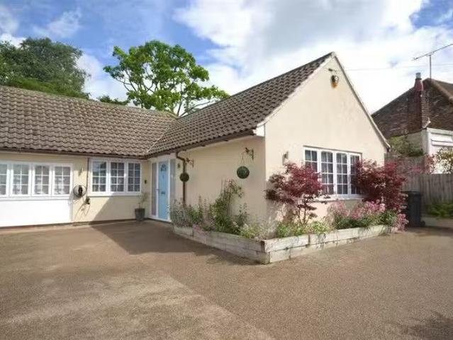 4 bedroom bungalow for rent in Grove Avenue, Harpenden, AL5