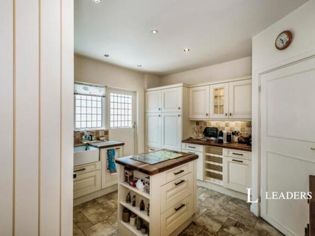 4 bedroom bungalow for rent in Fernhurst Drive, Goring by Sea, Worthing, BN12