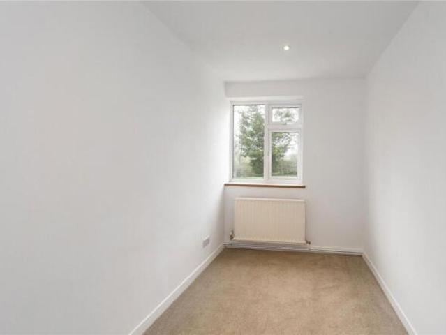 4 bedroom bungalow for rent in Lakeside Close, Bough Beech, Edenbridge, Kent, TN8