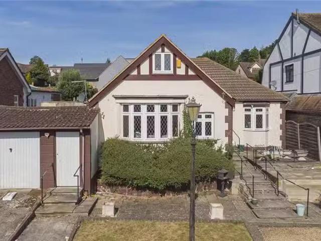 4 bedroom bungalow for rent in Northaw Road East, Cuffley, Cuf.