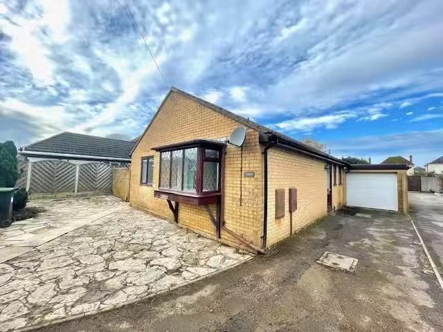 4 bedroom bungalow for rent in Ruskin Avenue, BH9