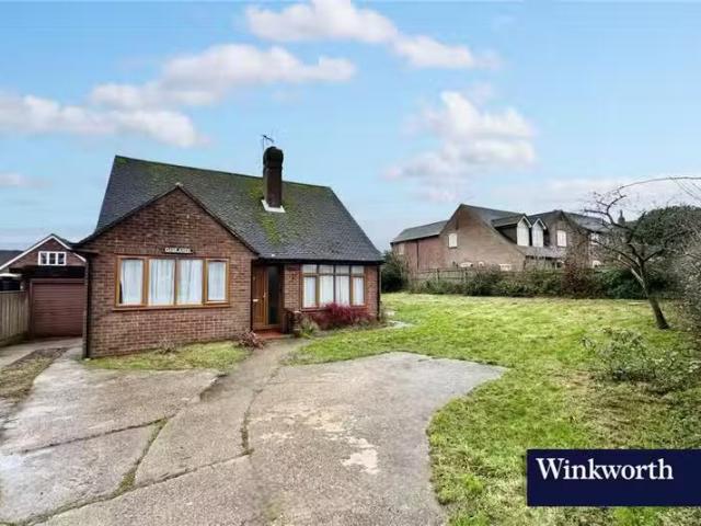 4 bedroom bungalow for rent in The Common, Winchmore Hill, Ame.