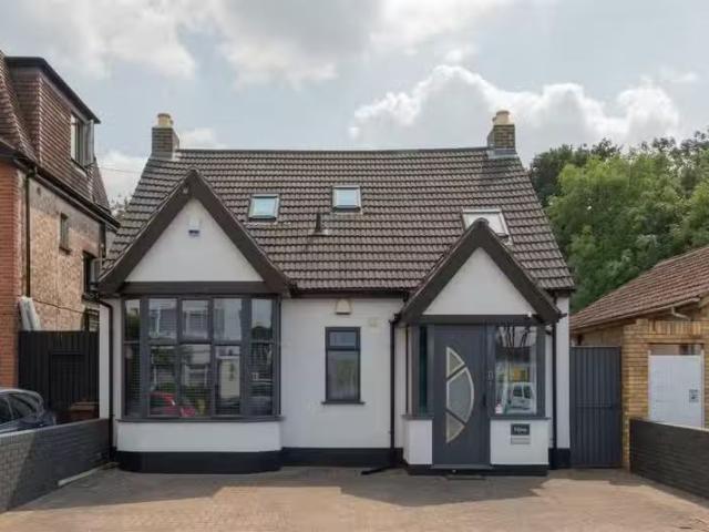 4 bedroom bungalow for sale in Chingford Avenue, Chingford, E4