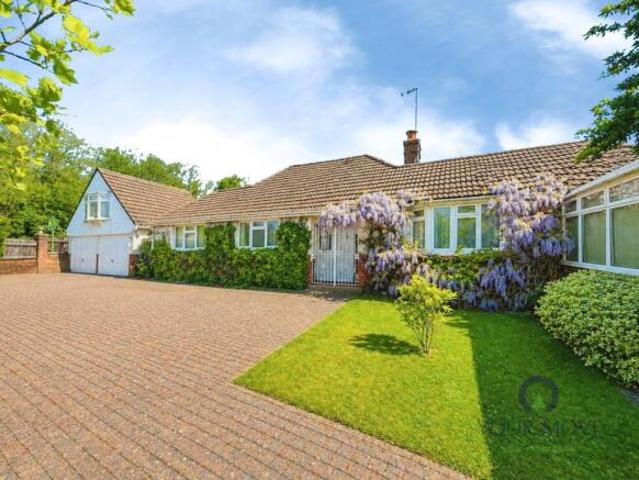4 bedroom bungalow for sale in Hockers Lane, Weavering, Maidstone, Kent, ME14