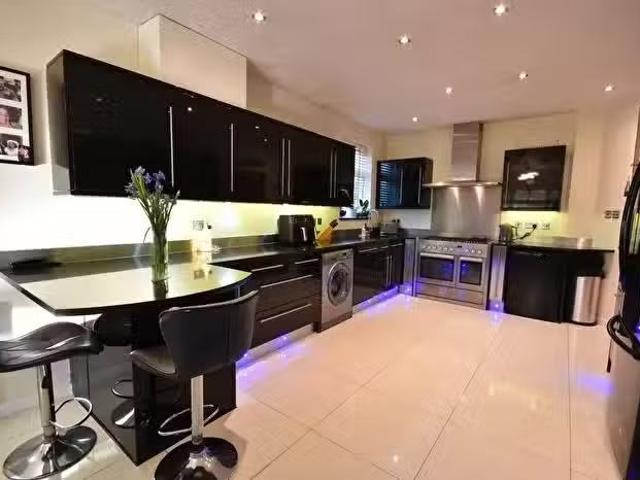4 Bedroom Bungalow For Sale In Hookwood, Horley, Surrey, RH6
