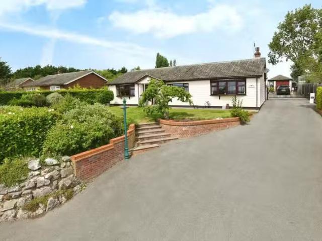 4 bedroom bungalow for sale in Lower Burnham Road, Latchingdon.