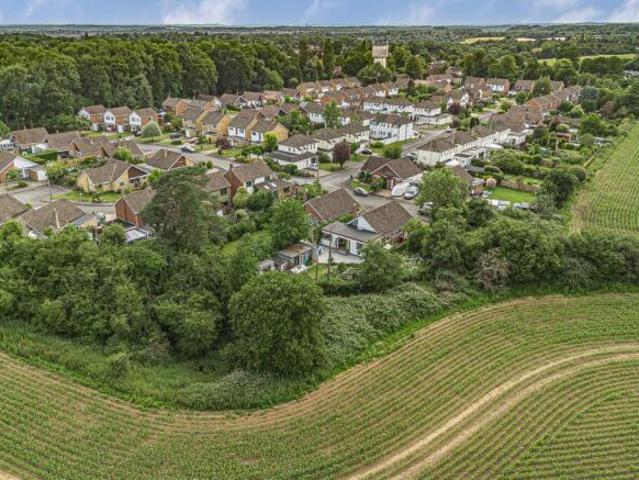 4 bedroom bungalow for sale in Marchwood Avenue, Emmer Green, Reading, RG4