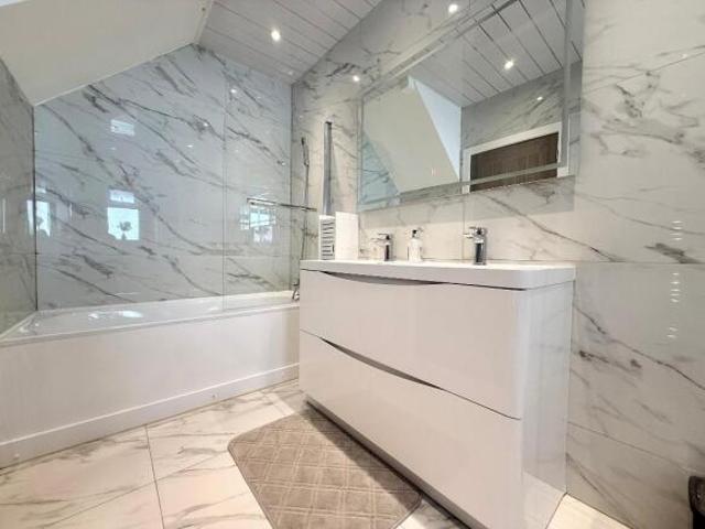 4 bedroom bungalow for sale in Mixes Hill, Stopsley, Luton, Bedfordshire, LU2 7TX, LU2