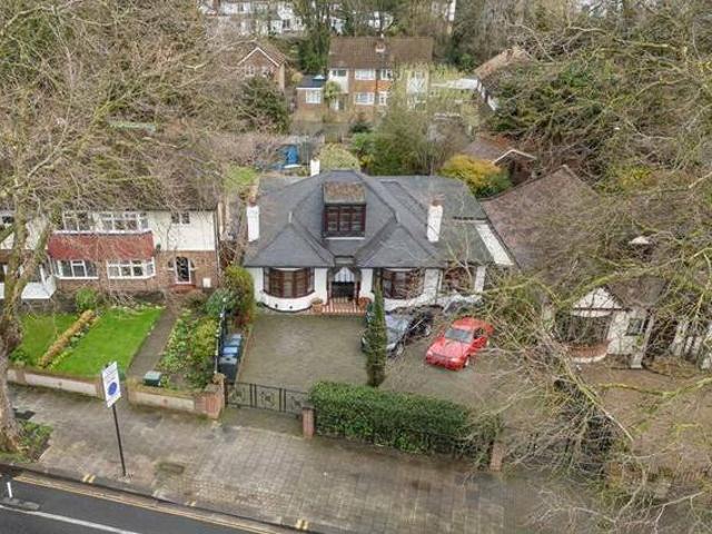 4 bedroom bungalow for sale in Park Avenue Enfield EN1