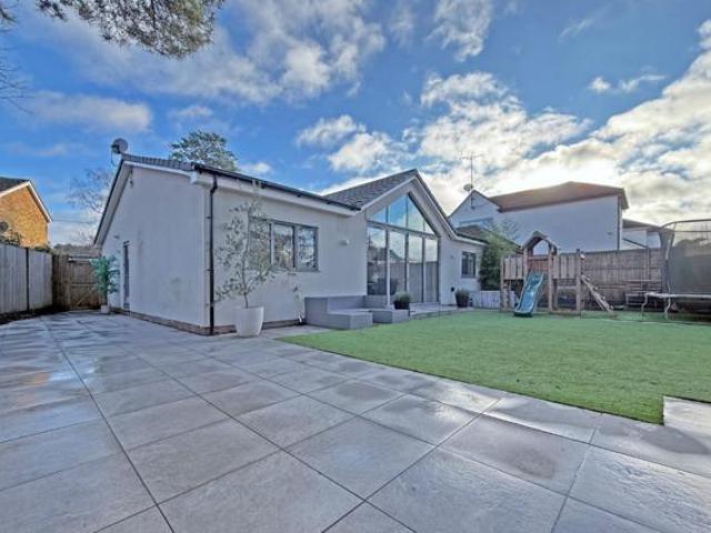 4 Bedroom Bungalow Finchampstead Berkshire 99092528