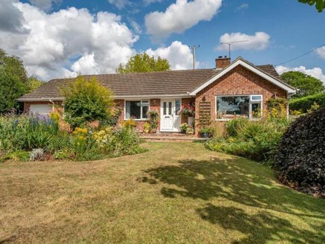 4 Bedroom Bungalow Hampshire Hampshire LS101678367