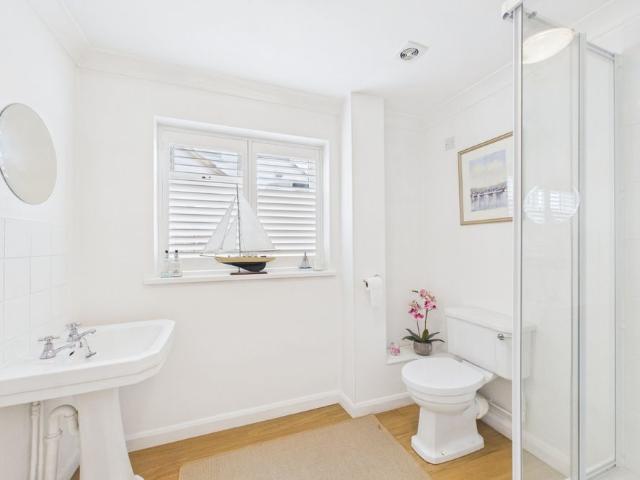 4 bedroom Bungalow in Manor Grove, Maidenhead