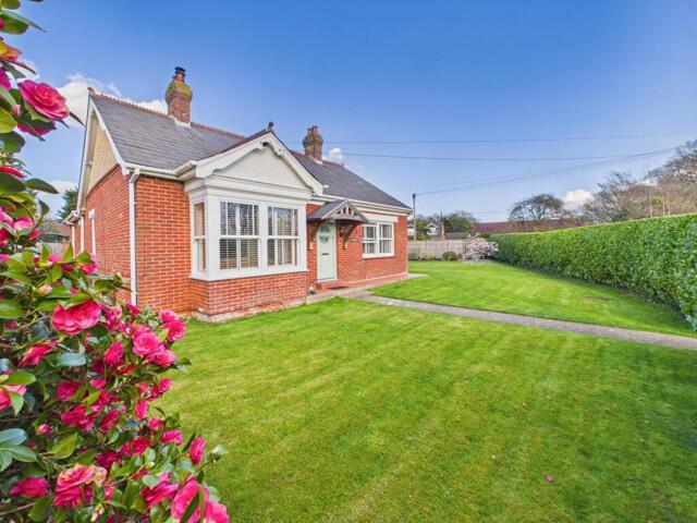 4 Bedroom Bungalow Locks Heath Hampshire LS101231594