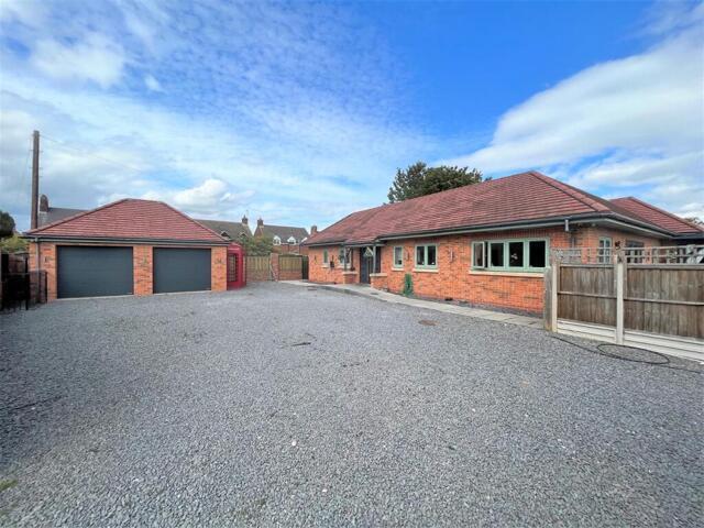 4 Bedroom Bungalow Linton West Yorkshire LS98903748
