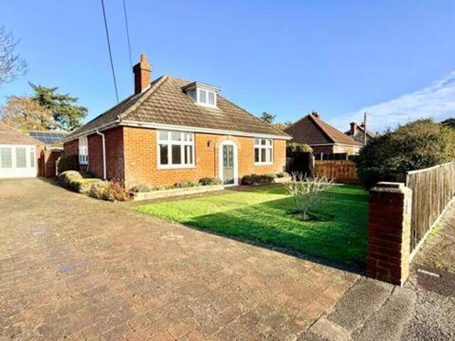 4 Bedroom Bungalow Lymington Hampshire 98687826