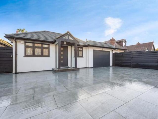 4 Bedroom Bungalow Surrey Greater London 99523786