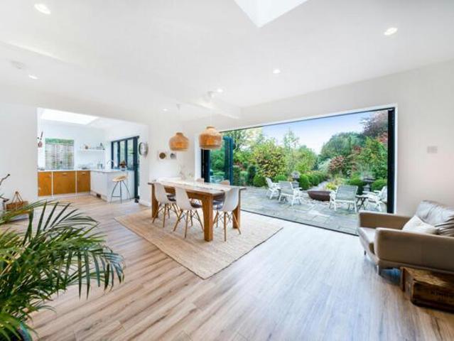 4 Bedroom Bungalow Surrey Surrey LS91392847